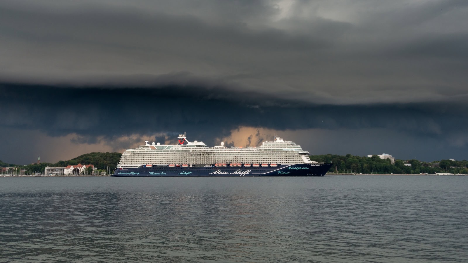 Hurricane Season 2026 Cruise Rebook Policies Compared | Deep Arrival