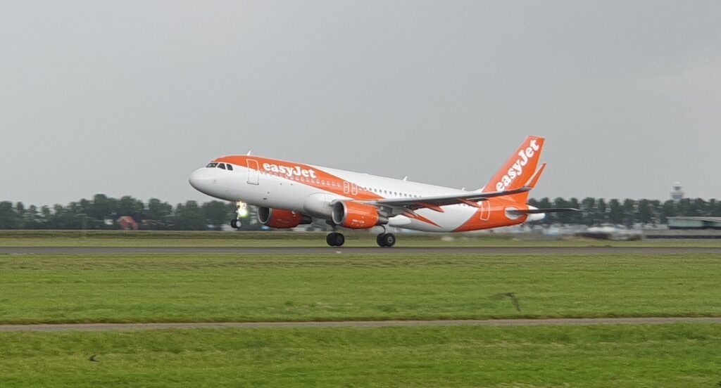 easyJet Rejects 6.3 Billion Castlelake Bid: What Flyers Know | Deep Arrival