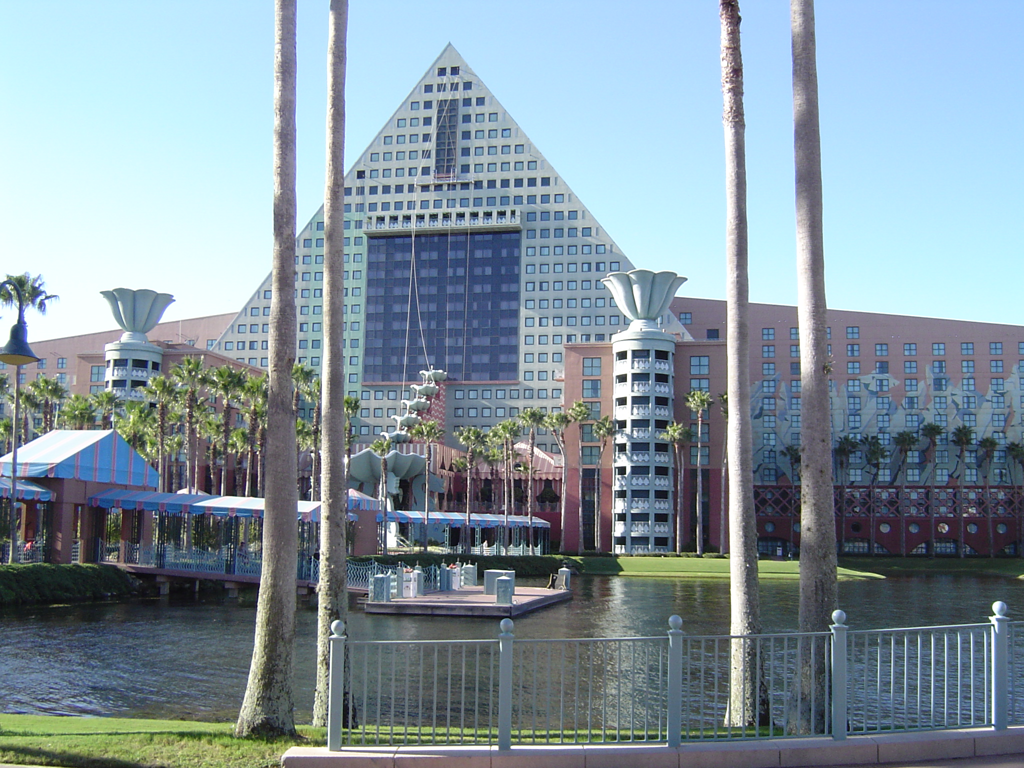 Fire Breaks Out at Walt Disney World Dolphin Resort Kitchen | Deep Arrival