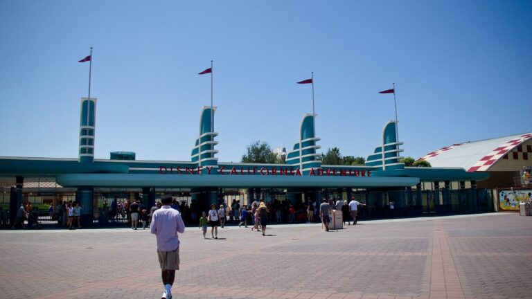 Disneyland Drops 11 AM Park Hopping Rule for 2026